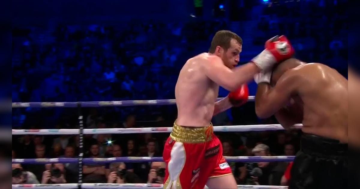 Boxeador muerde el abdomen de su rival y es descalificado | Kash Ali ...