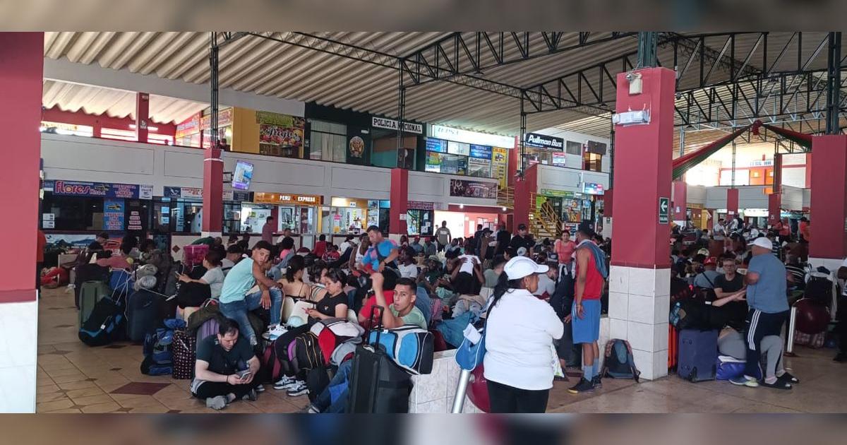 Por protestas cierran terminal nacional en Tacna y viajeros duermen en ...
