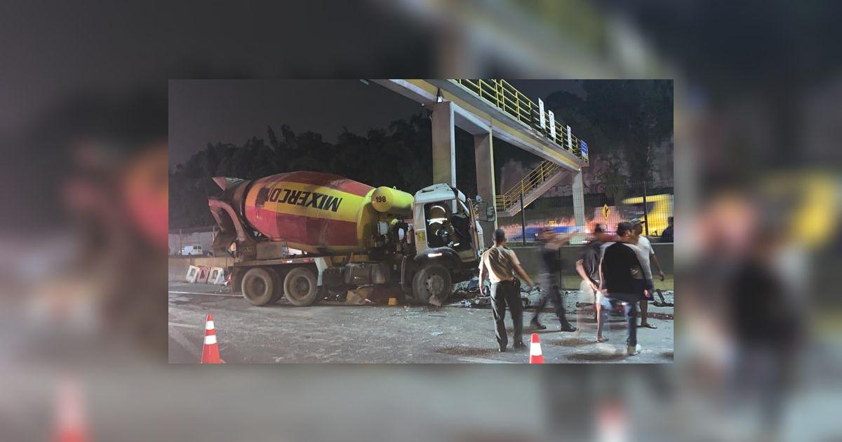 Vía de Evitamiento: camión choca contra puente peatonal y podría ...