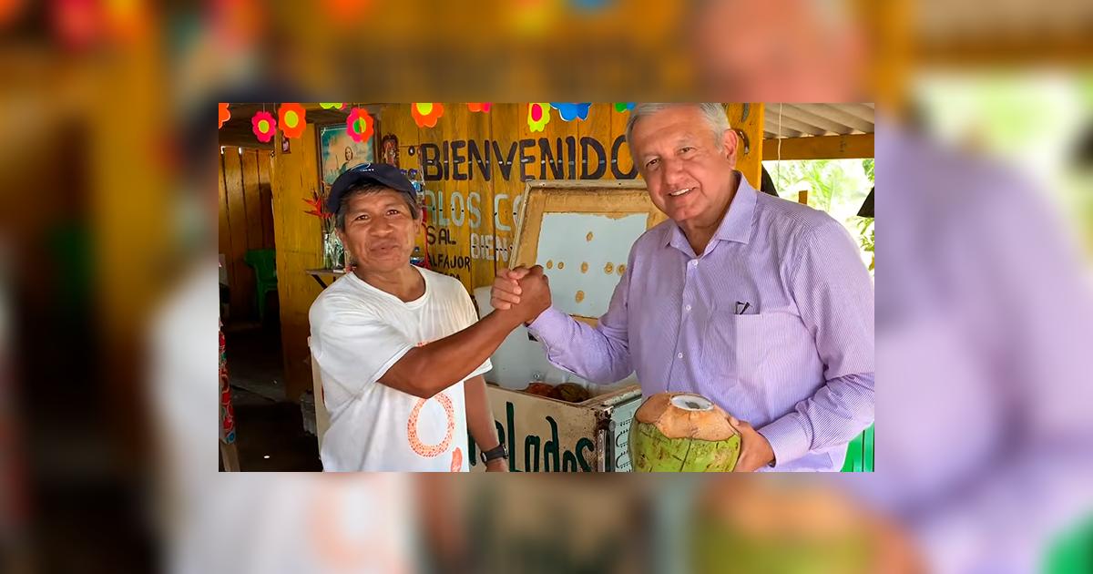 AMLO se detiene en un puesto para recomendar el agua de coco en Colima ...