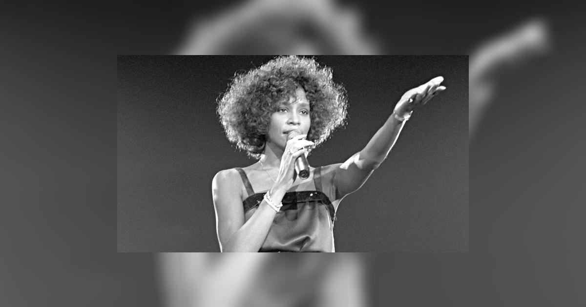 Viral Facebook: 'doble de Whitney Houston' canta en salón de belleza y ...