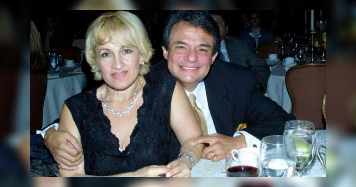 José José: Sara Salazar viuda del cantante usa bolsa de papel en la ...