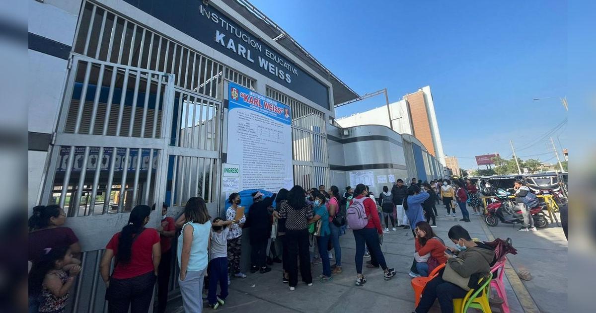 Cientos de padres forman colas por vacantes para sus hijos en colegio ...