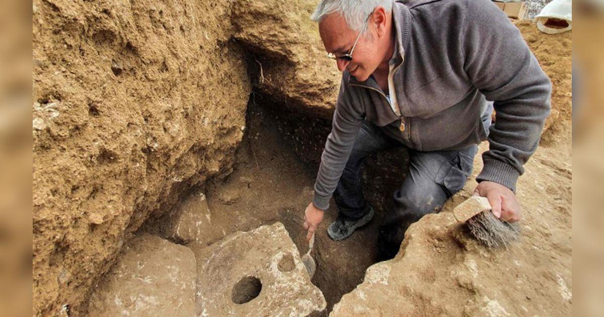 Arqueólogos encuentran inodoro de lujo “muy raro” de hace 2.700 años ...