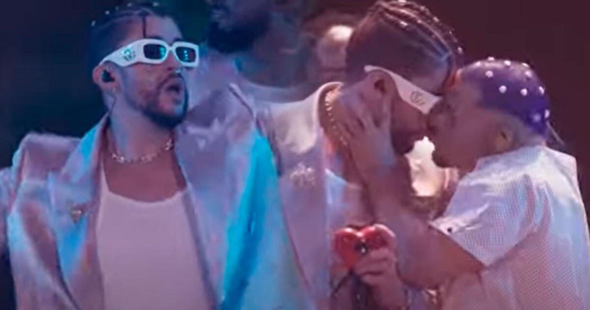 Bad Bunny Besa A Su Bailarín En Los Mtv Vmas 2022 Durante