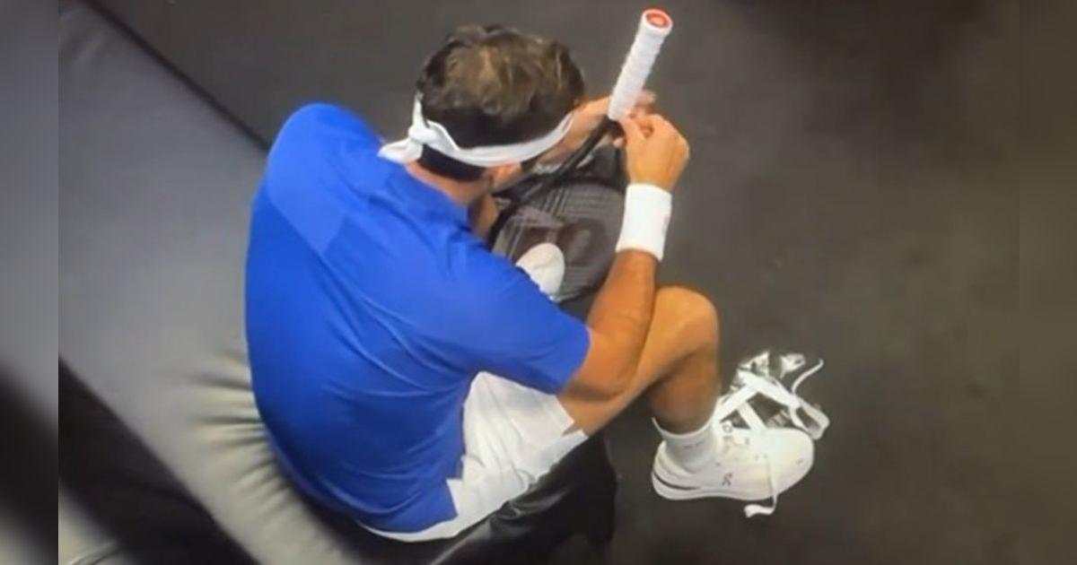 Roger Federer protagoniza emotivo momento al preparar la raqueta para su último partido en Laver ...