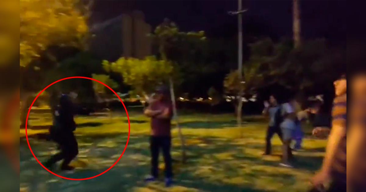 Marcha en Lima: policía bajó de su moto para disparar perdigones contra ...