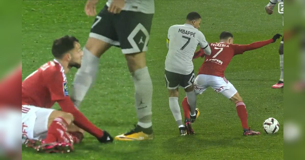 Kylian Mbappé pateó dos veces a su rival en el partido del PSG por la ...