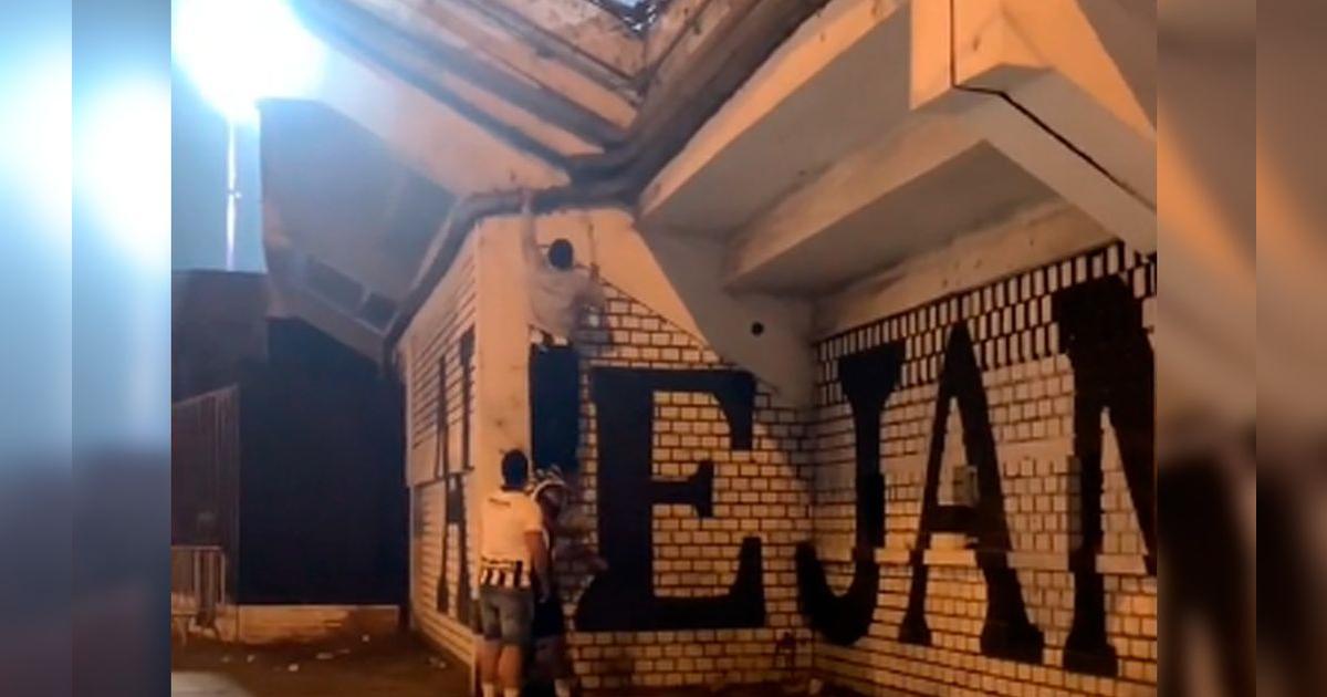 Alianza Lima | ¡Spiderman blanquiazul! Aliancista trepa muro tras ...