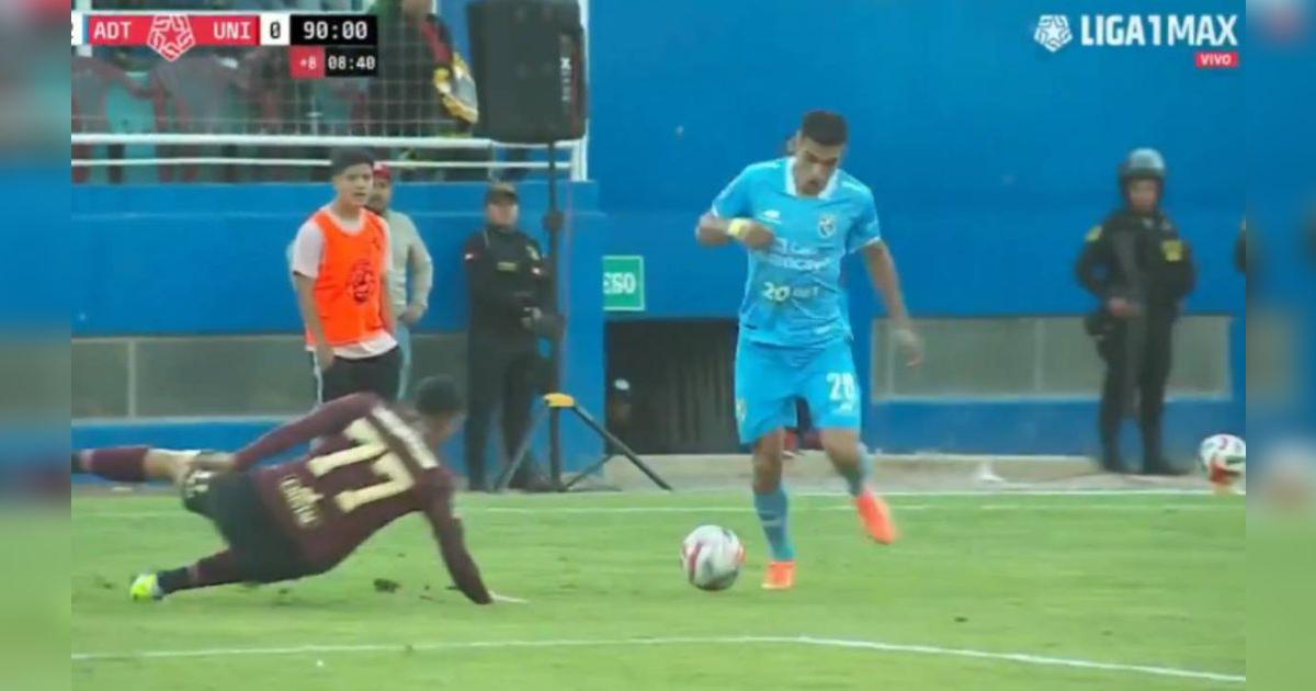 Universitario vs ADT | Kevin Serna dejó en el suelo a Yuriel Celi y ...