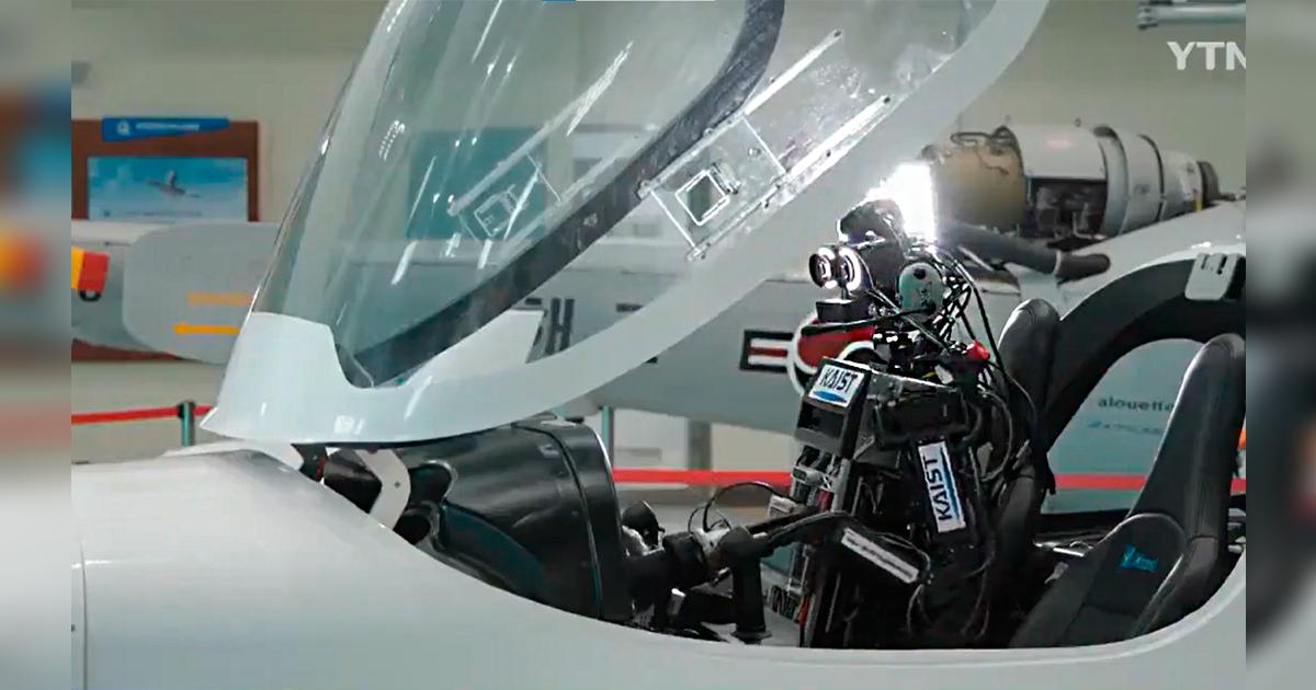 Crean robot humanoide que puede pilotar cualquier avión y aprende a ...