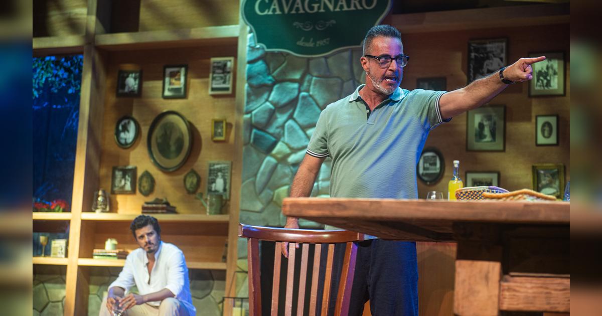 Carlos Carlín protagoniza obra teatral La tribu: "El público piensa que ...