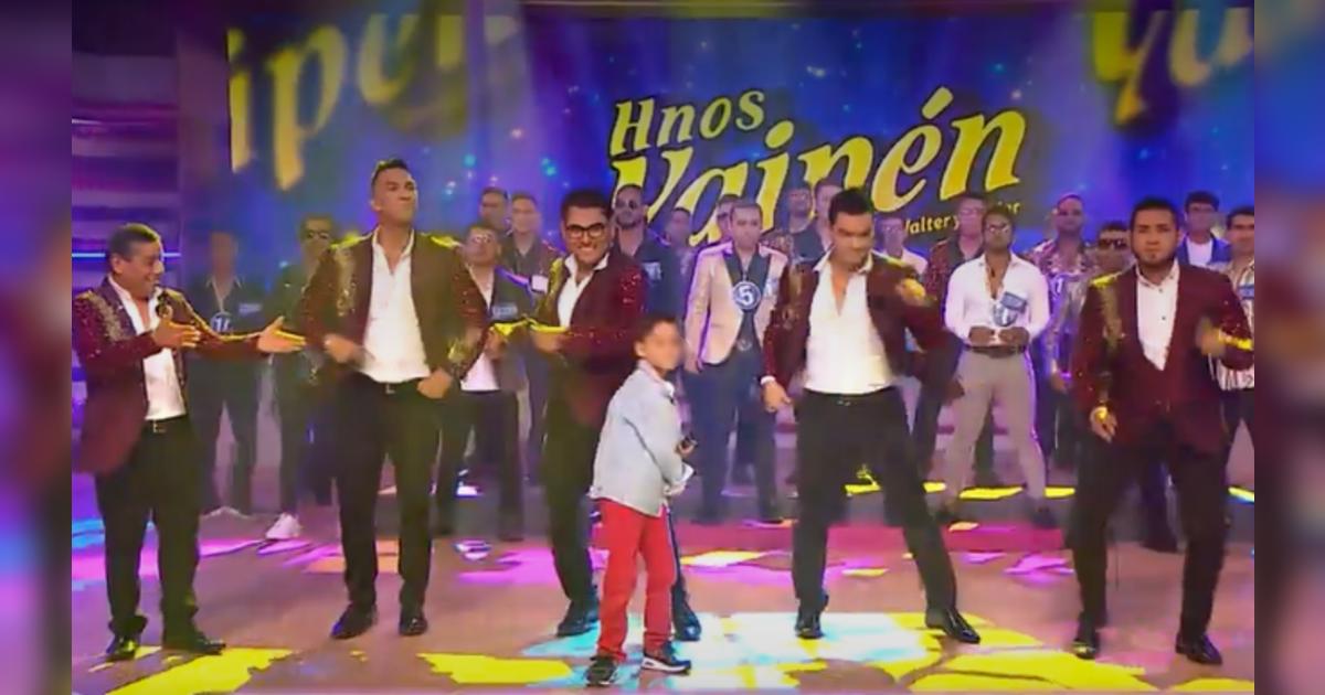 Hijo de Jonathan Rojas cautivó al cantar en vivo icónica canción junto ...
