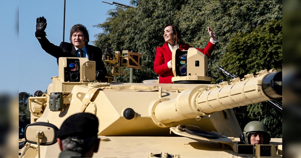 Javier Milei se sube a tanque de guerra en pleno desfile por el Día de ...