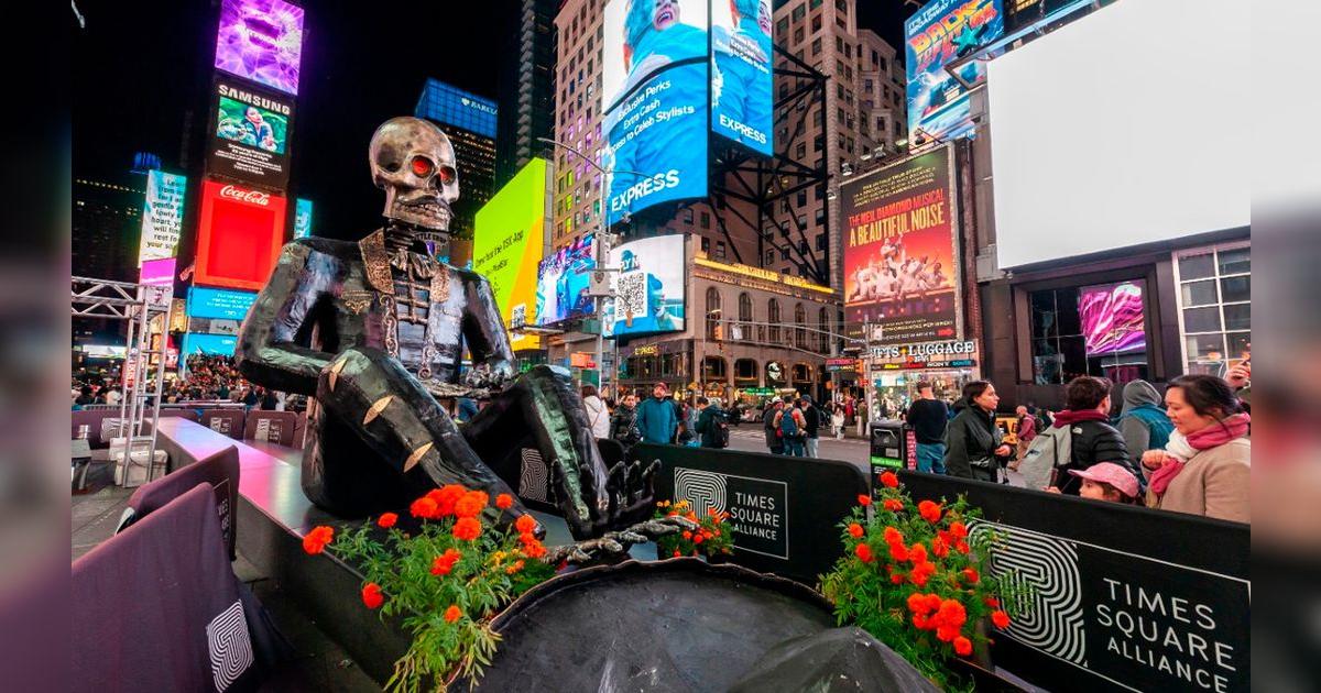 Catrinas gigantes adornan Times Square en celebración del Día de los ...