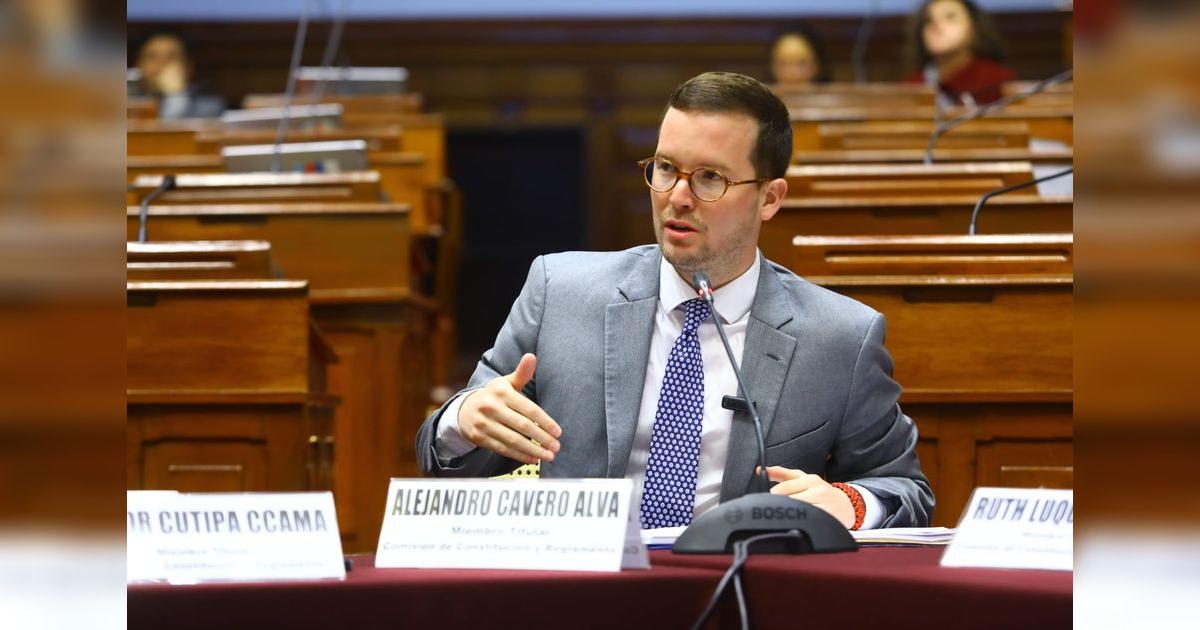Congresista Alejandro Cavero defiende bono de S/1.700 por Navidad y se ...