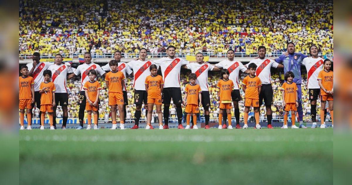 Perú sorprende con inusual uniforme a lo River Plate ante Colombia ...