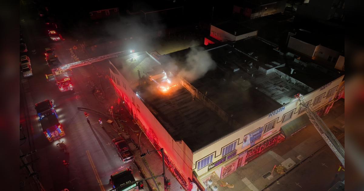 Más de 40 bomberos intentan apagar el incendio en International ...