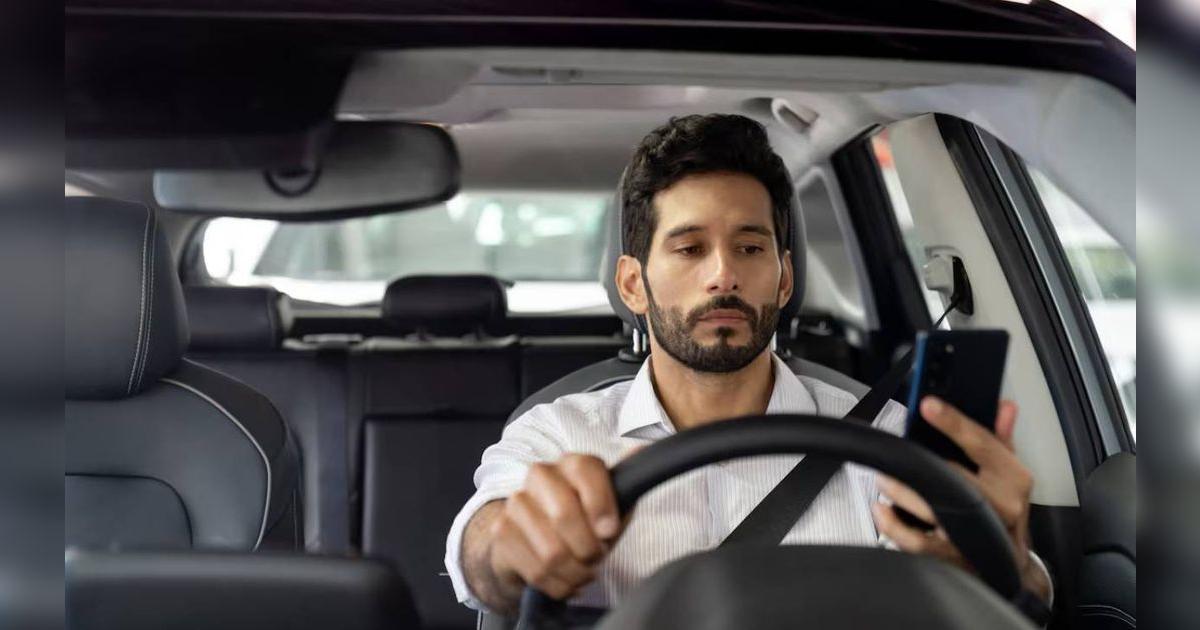 Juez anula multa de 200 euros que DGT impuso a conductor por usar su móvil mientras manejaba ...