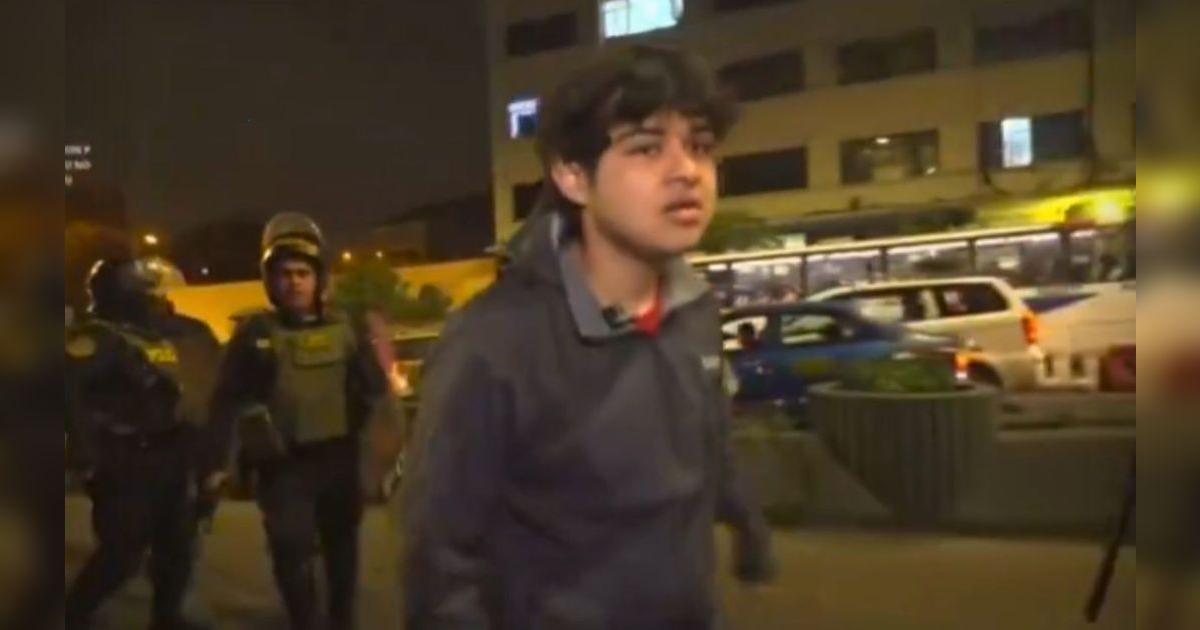 Policía bota al streamer Sacha mientras transmitía la marcha contra la ...
