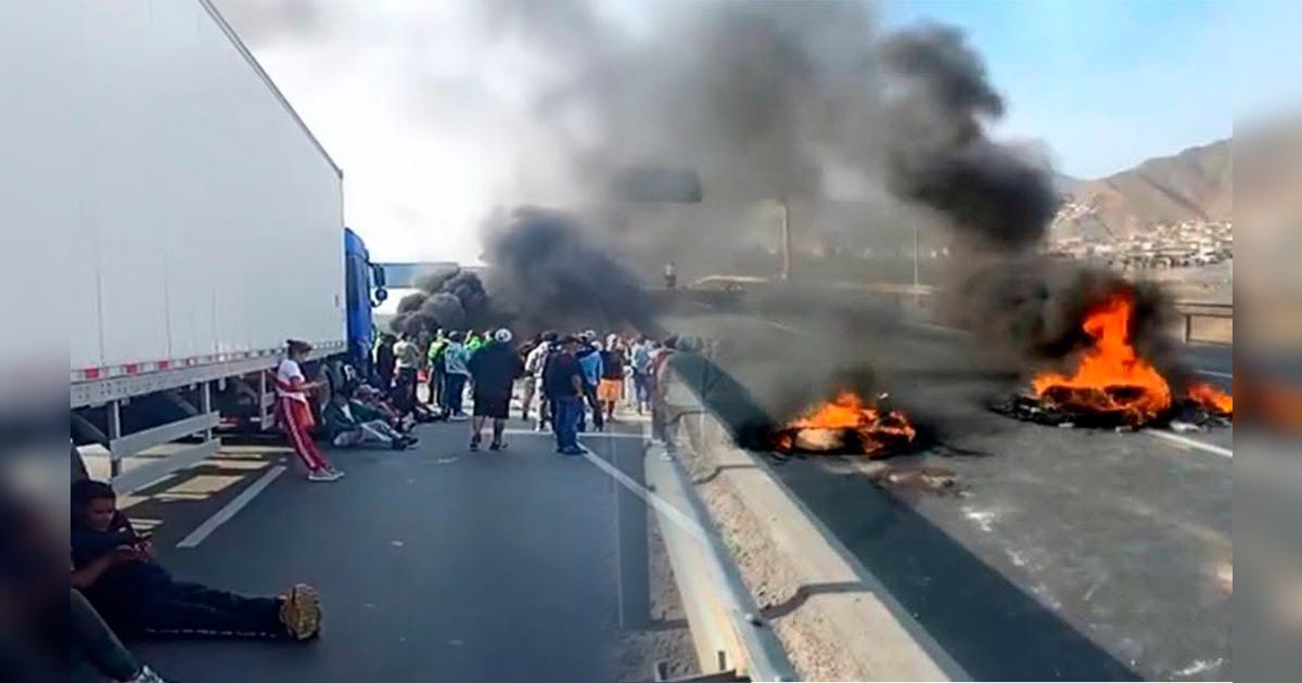 Pescadores bloquean tramo de la Panamericana Norte y Sur en Pucusana ...