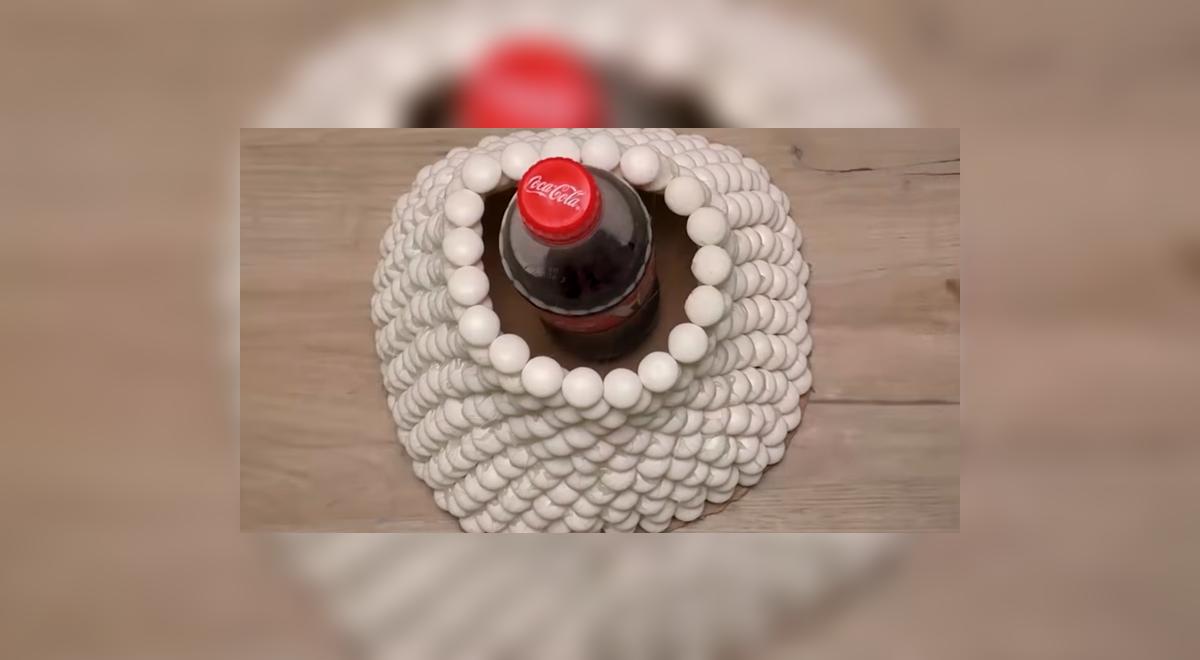YouTube viral: Joven coloca Coca Cola en un enorme volcán de ‘mentos’ y ...