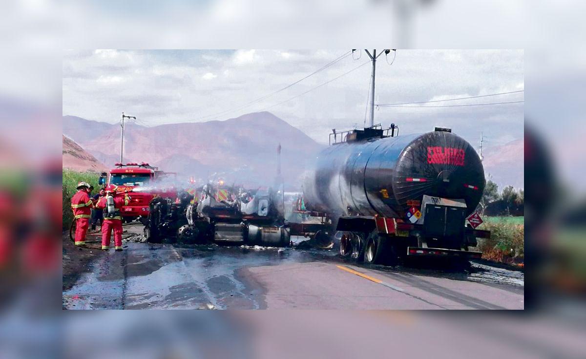 Choque provoca incendio de cisterna que dejó bloqueada Panamericana Sur ...