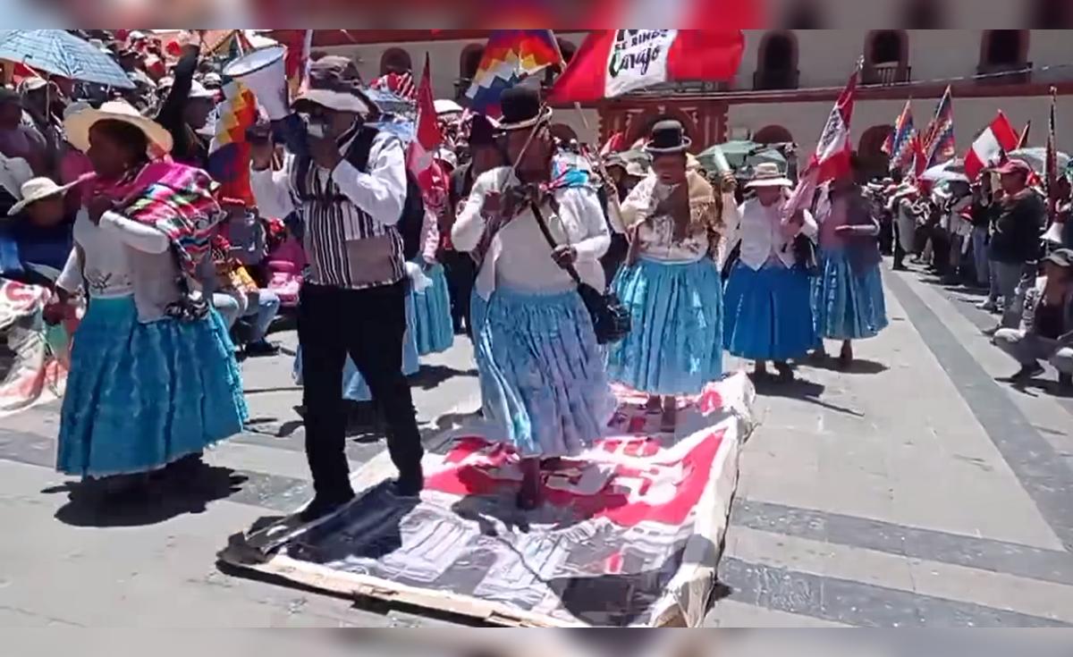 Puno: ciudadanos pisan figura de la constitución política de 1993 en ...