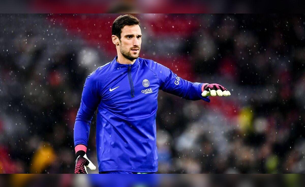 Arquero del PSG lucha por su vida tras ser pateado en la cabeza por un ...