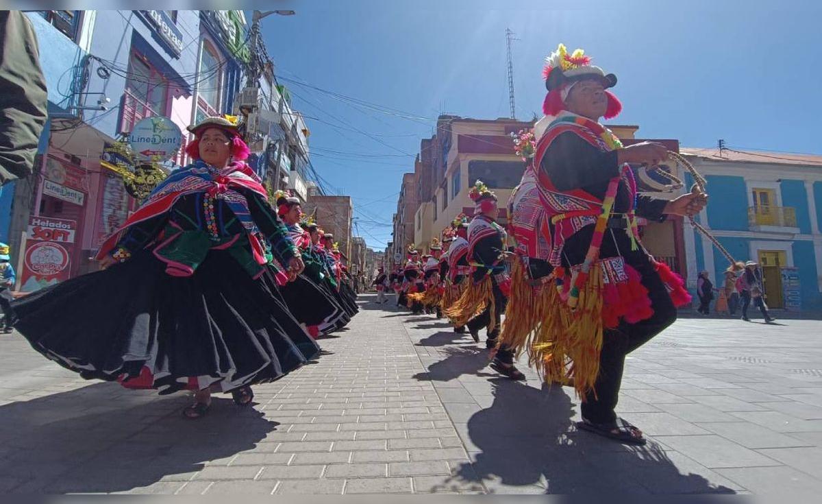 Puno | Autoridades locales llegaron danzando para exigir obras al ...