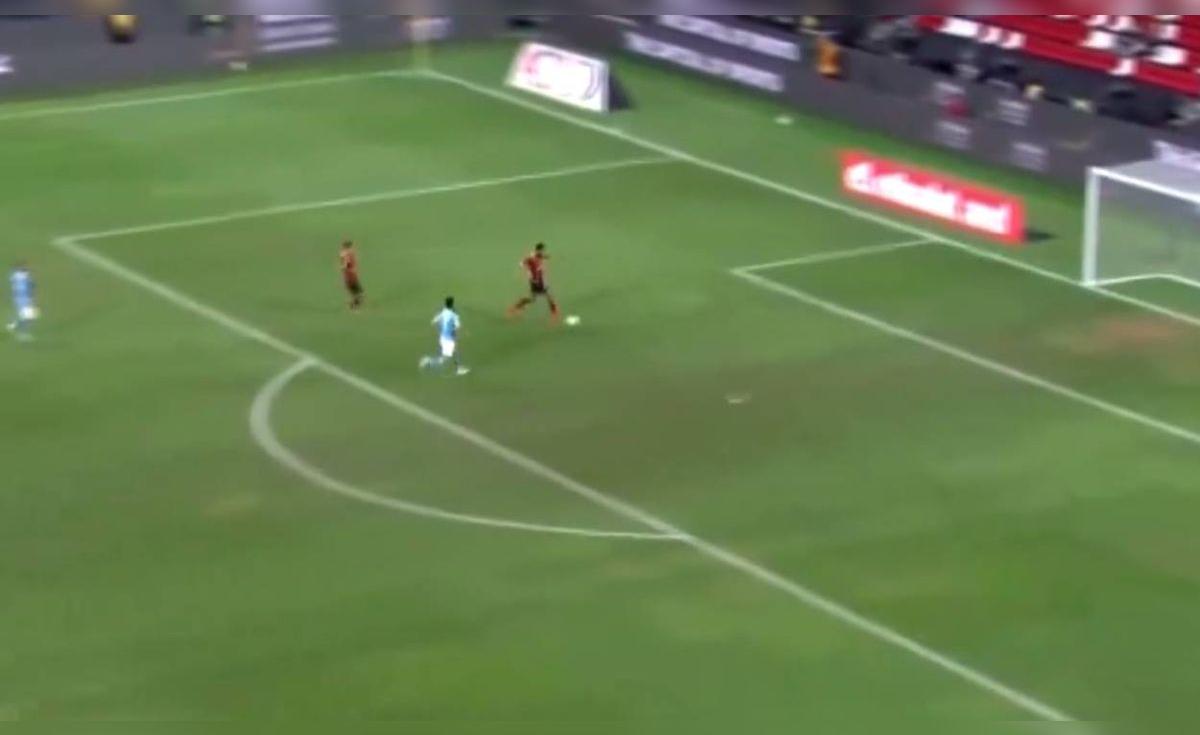 El insólito gol que delantero Ahmed Yasser Rayan se falló solo frente ...