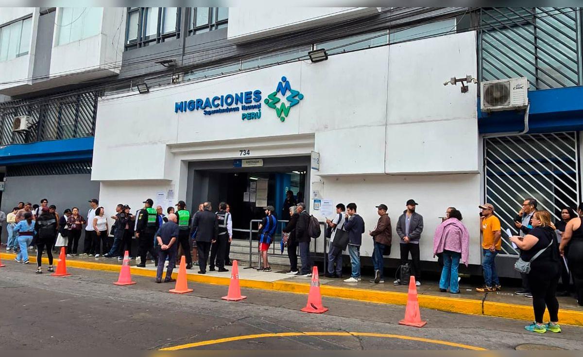 Largas colas por trámite presencial y sin citas en Migraciones ...