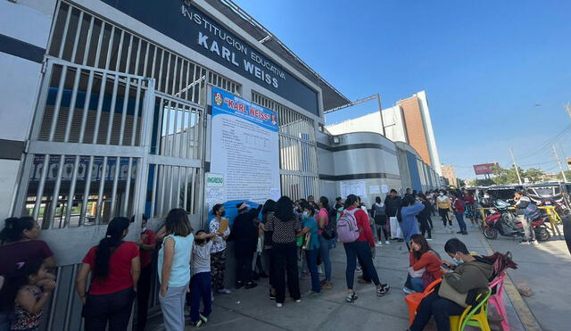 Cientos de padres forman colas por vacantes para sus hijos en colegio ...