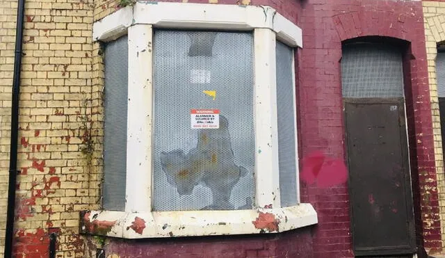 Mujer ‘sin hogar’ compra una casa en ruinas por 1 libra y la convierte ...