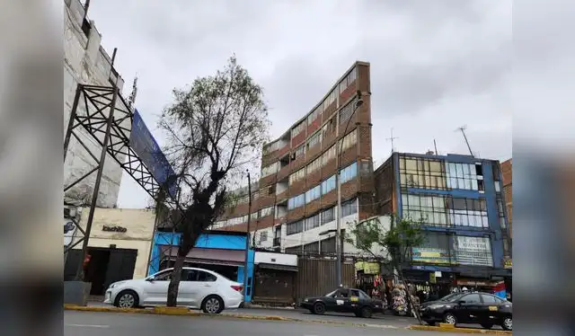 Centro de Lima: Este peligroso edificio tiene 3 pisos por un lado y por ...