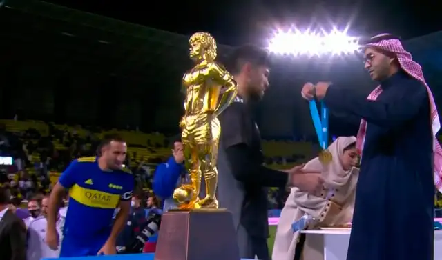 Maradona Cup: imponente trofeo bañado en oro que obtuvo Boca tras ...